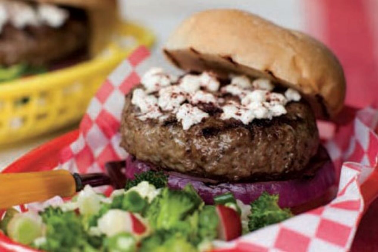 Cooking a Burger in Cast Iron Skillet – Lid & Ladle